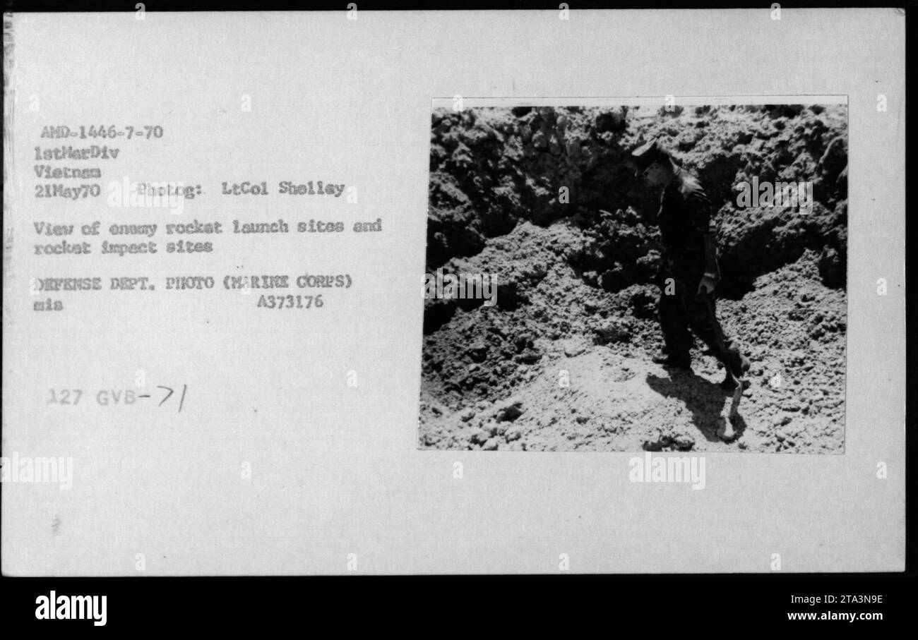 US-Marinesoldaten bewachen am 21. Mai 1970 Waffen und inspizieren ...