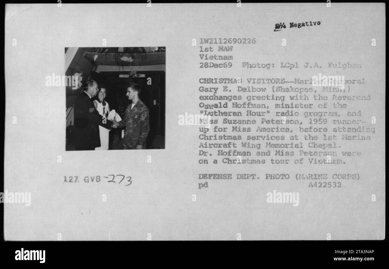 Marine Corporal Gary E. Delbow aus Shakopee, Minnesota, grüßt Reverend ...