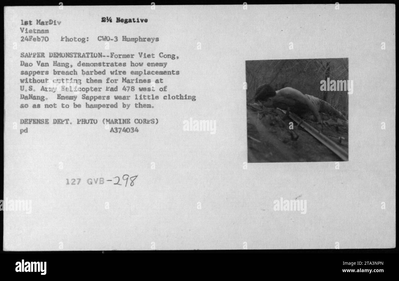 Das ehemalige Viet Cong-Mitglied Dao Van Hang demonstriert den US ...