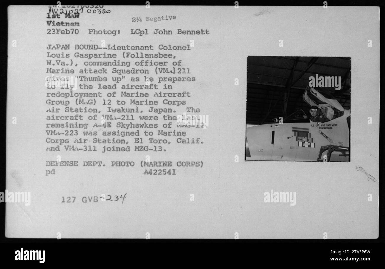 Oberstleutnant Louis Gasparine (Follansbee, W.Va) gibt einen "Daumen ...