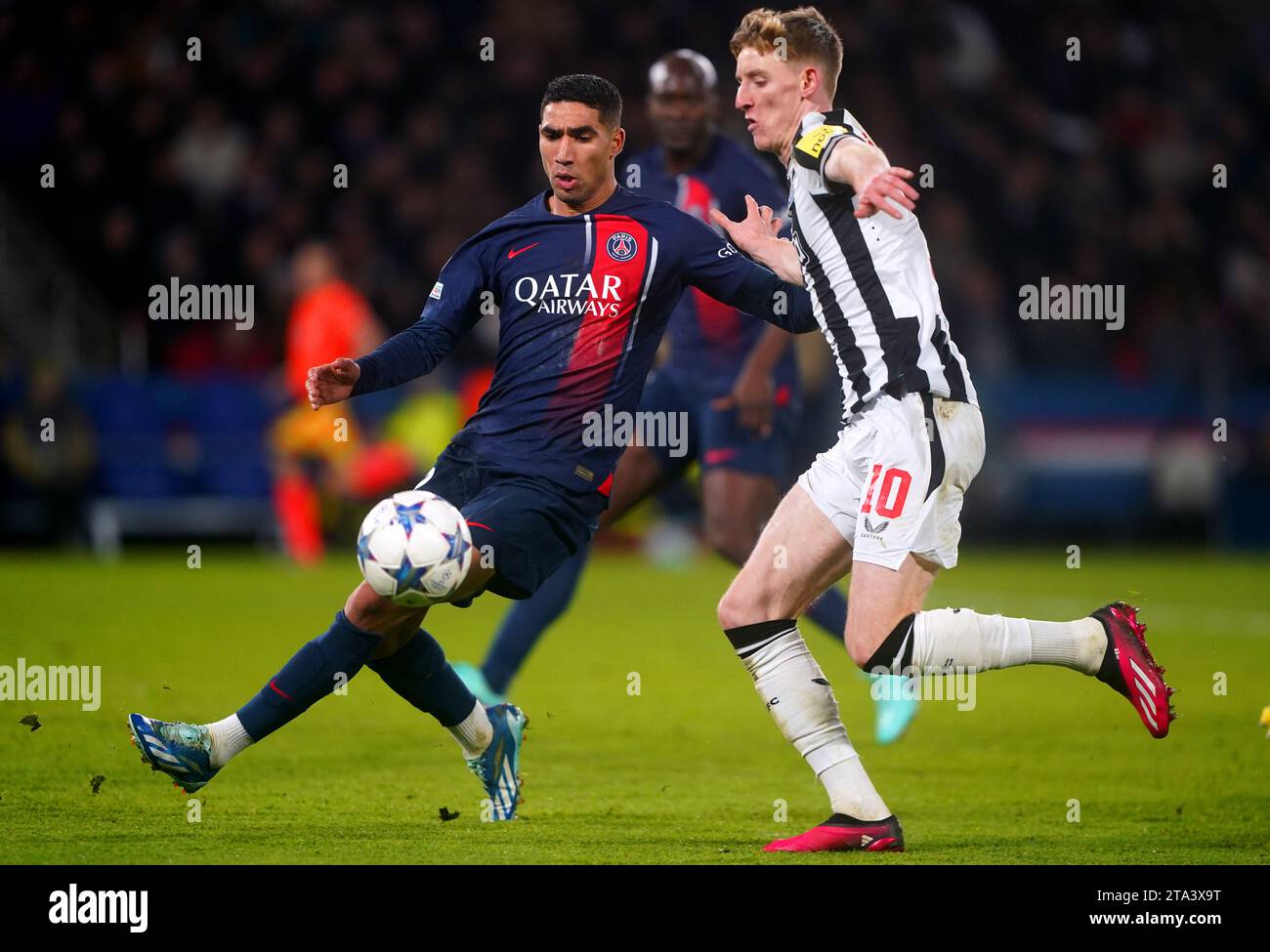Anthony Gordon von Newcastle United (rechts) und Achraf Hakimi von ...