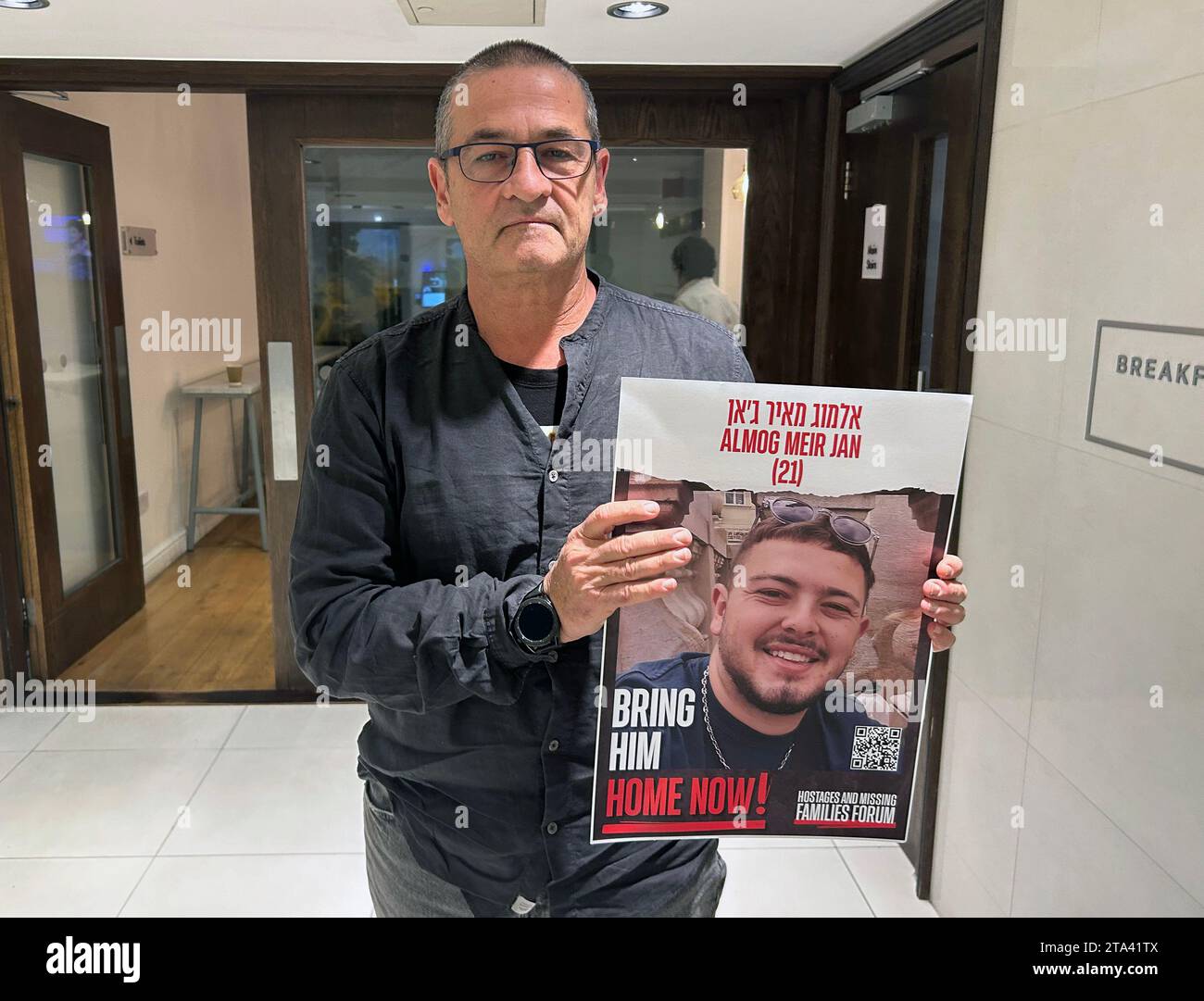 Aviram Meir, 58, im Doubletree by Hilton London Hotel, mit einem Poster ...