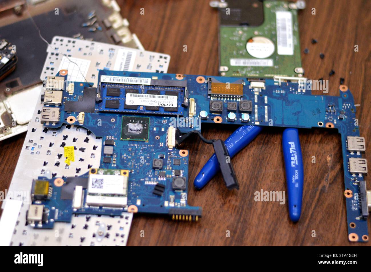 Kairo, Ägypten, 1. November 2023: Wartung eines Laptops, Behebung eines ...