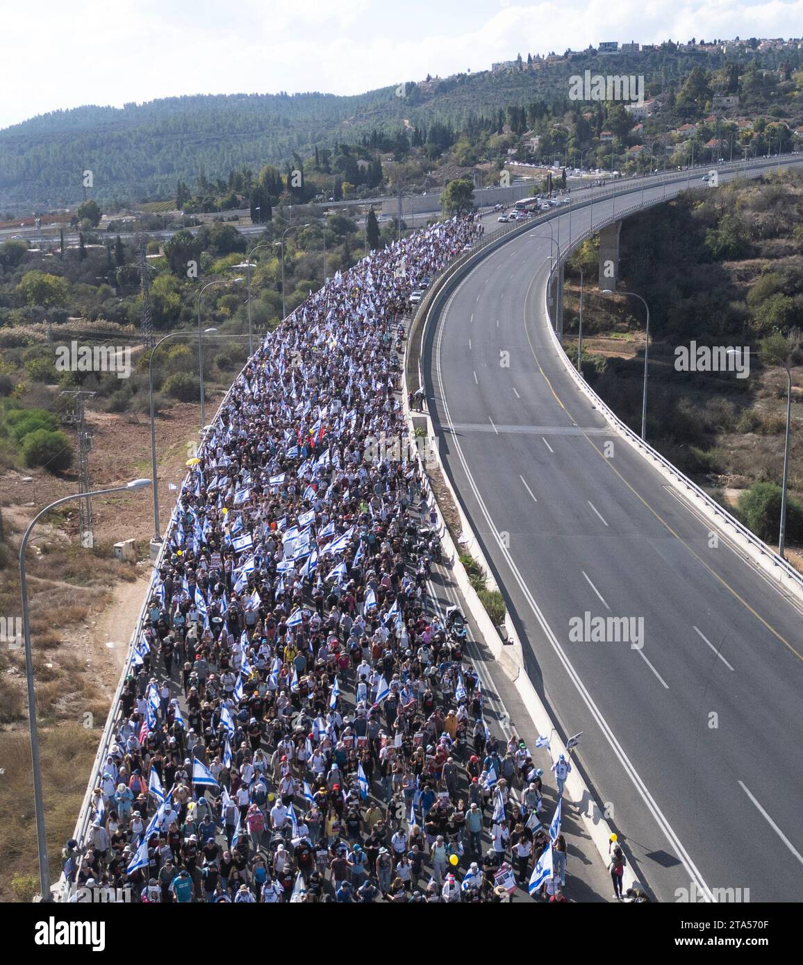 Motza, Israel. November 2023. Tausende Israelis marschieren mit Fahnen ...
