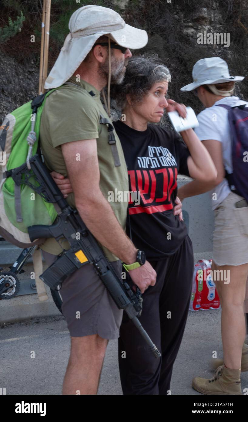 Motza, Israel. November 2023. Eine israelische Frau wischt sich Tränen ...