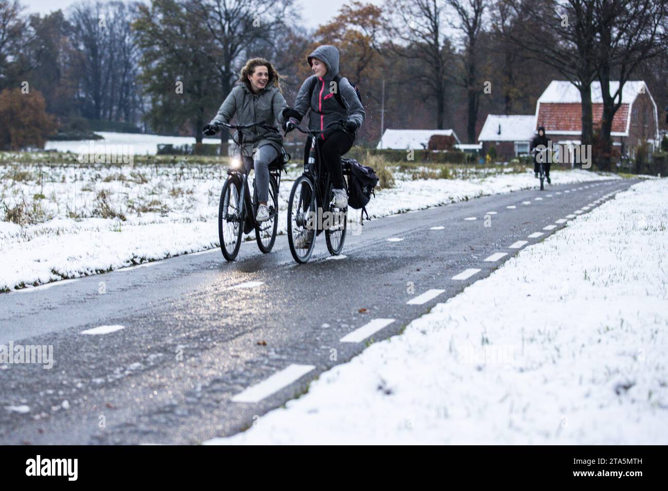 DE LUTTE - Verkehr in einer Winterlandschaft auf dem Tankenberg ...