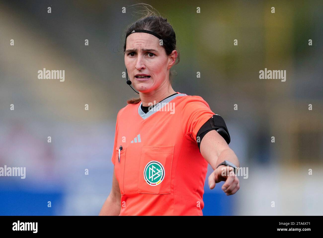 Naemi Breier (Schiedsrichterin), gibt Anweisungen, gestikuliert, mit ...