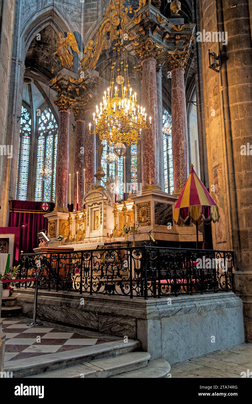 le Centre-ville de Narbonne, Le Canal de la Robine, la cathédrale et le ...