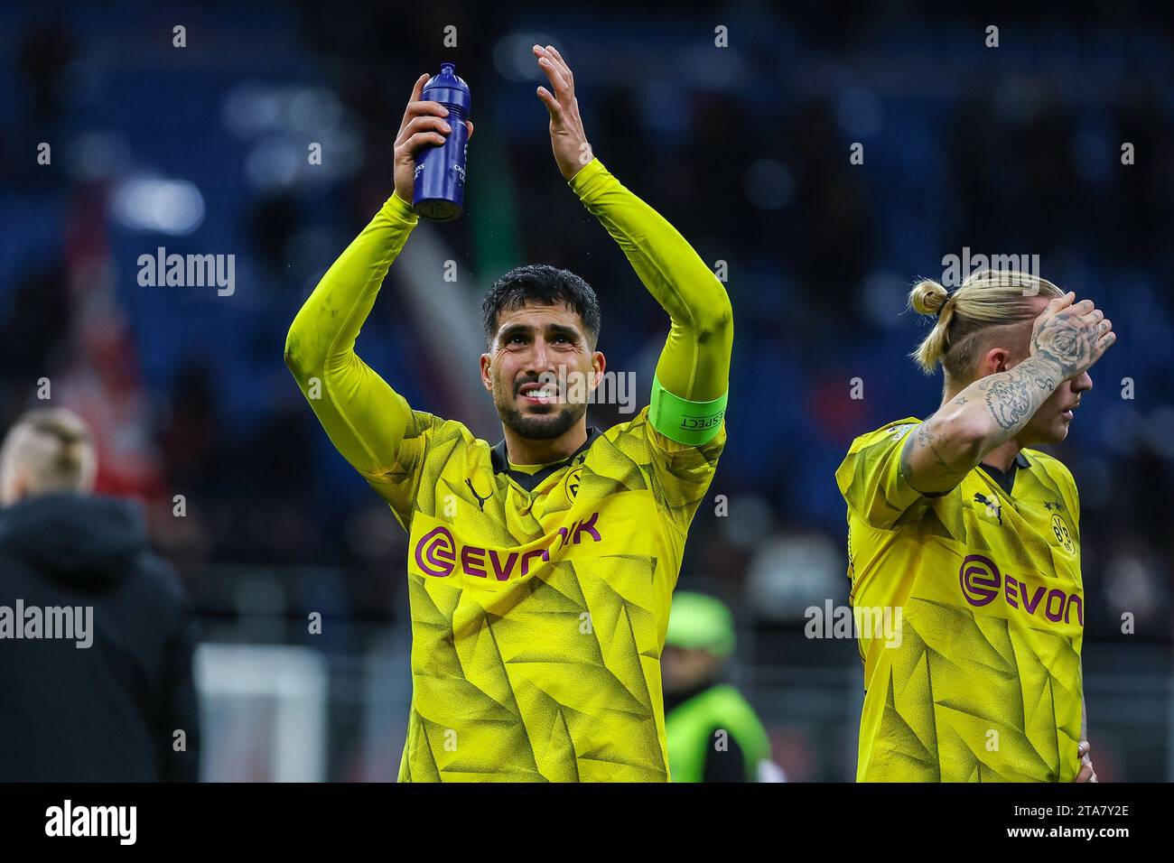 Emre Can von Borussia Dortmund feiert den Sieg am Ende des Spiels beim ...