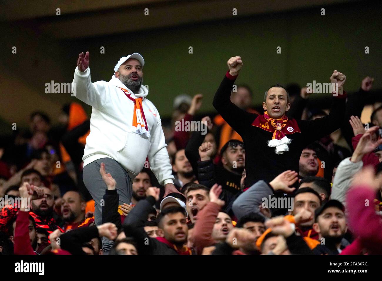 Galatasaray-Fans in der Tribüne vor dem Spiel der UEFA Champions League ...