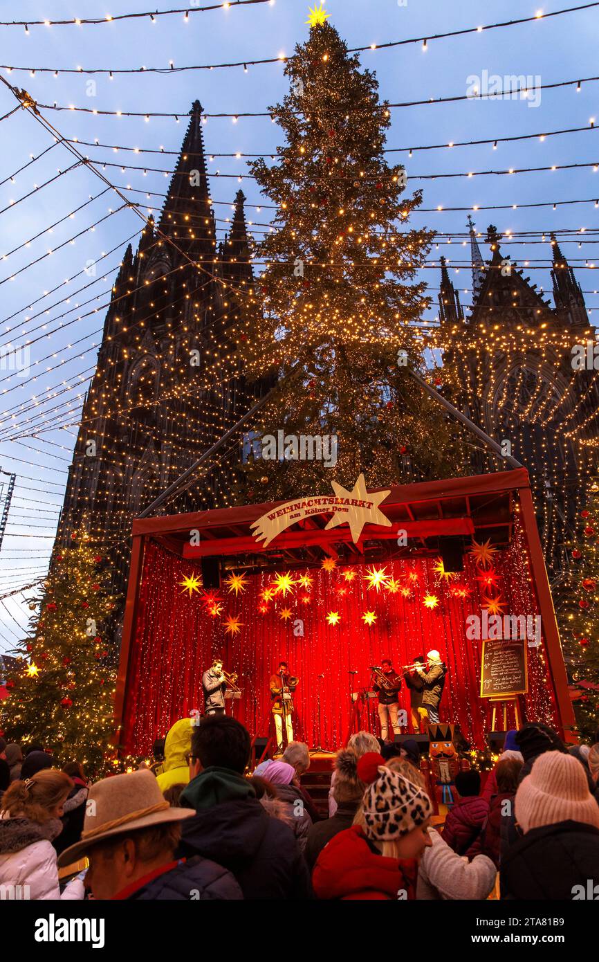 Der Weihnachtsmarkt am Roncalliplatz vor dem Kölner Dom. Der ... Der Weihnachtsmarkt am Roncalliplatz vor dem Kölner Dom. Der ...