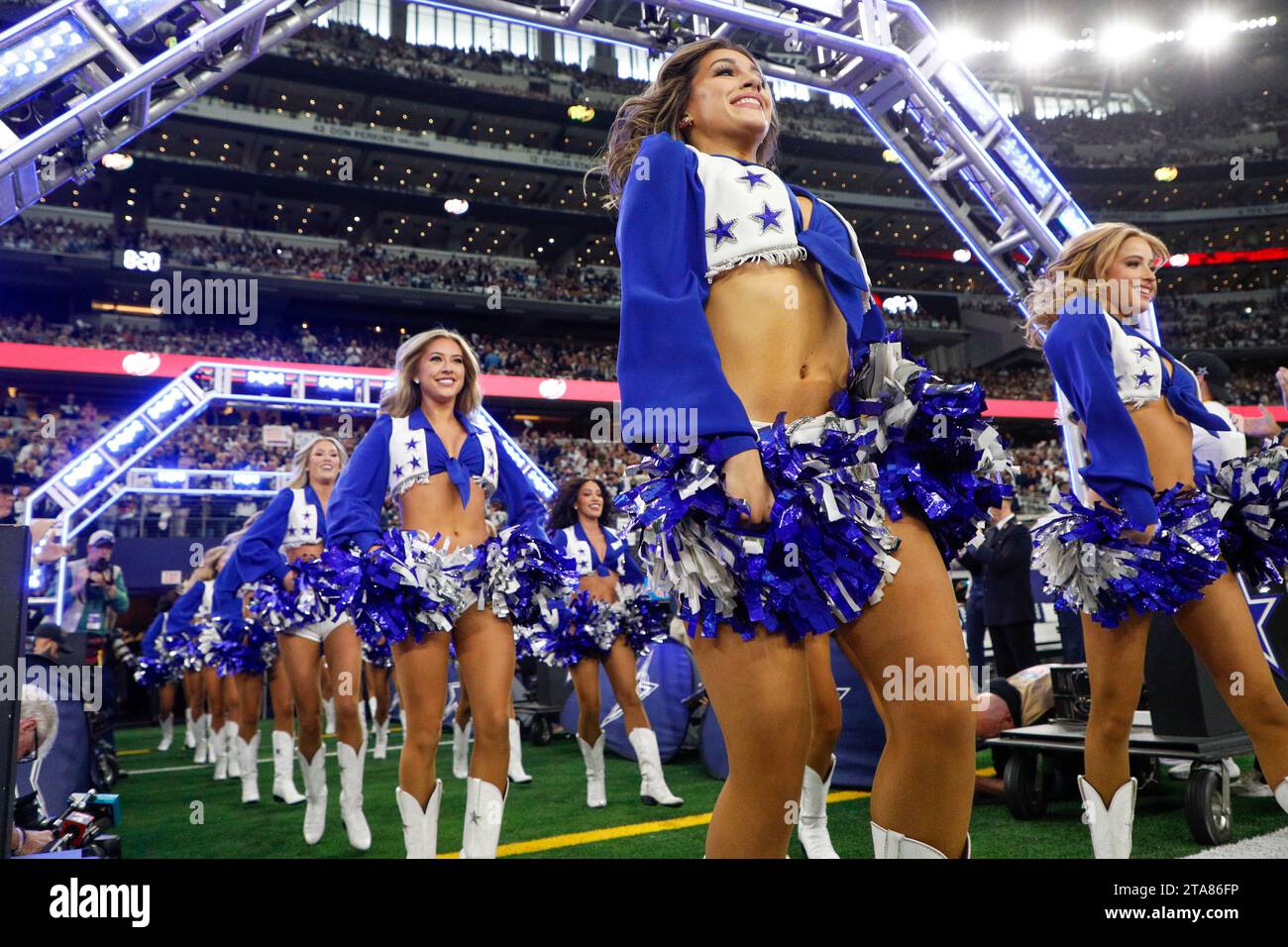 Die Dallas Cowboys Cheerleader erobern das Feld vor einem regulären ...