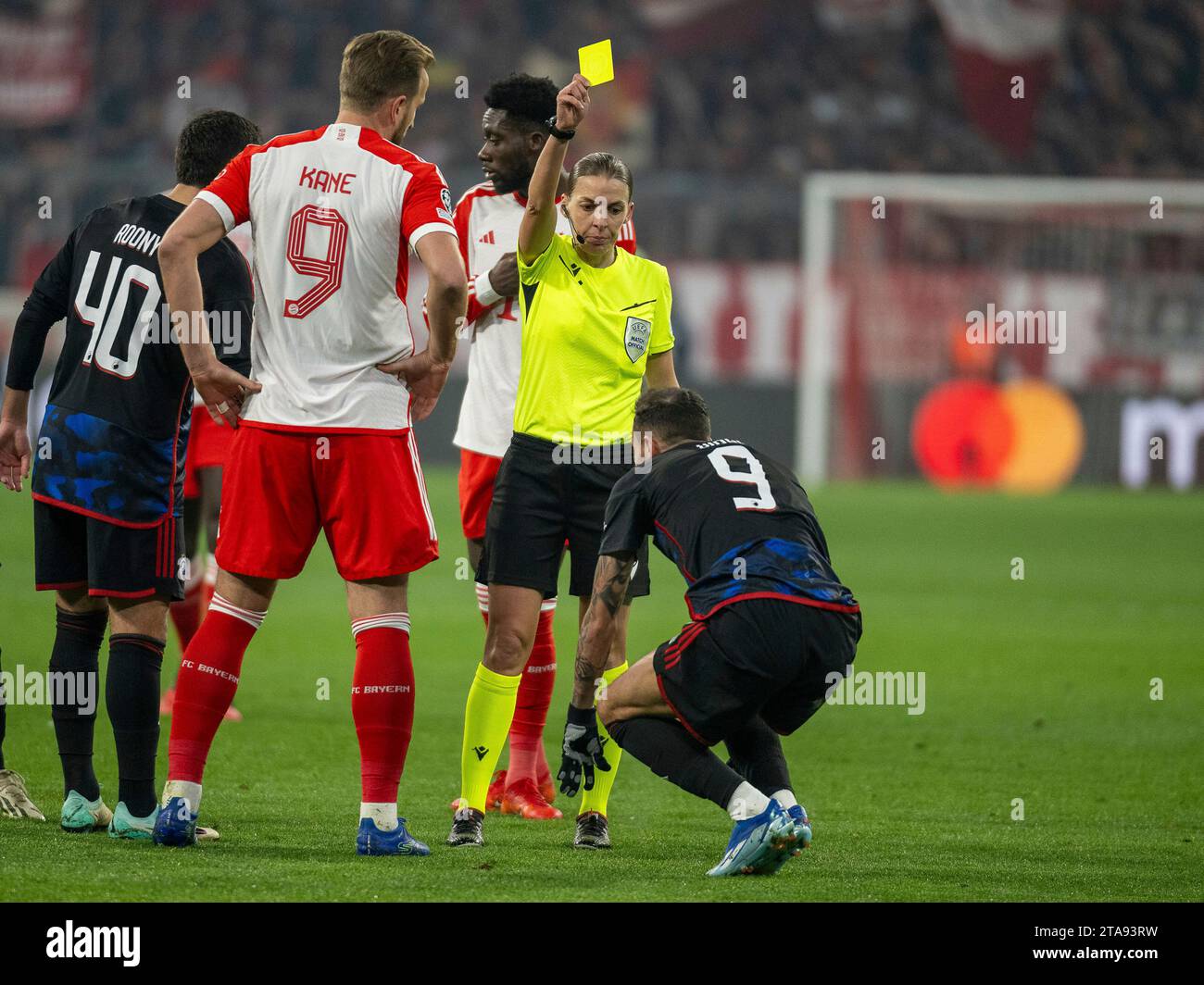 München, Deutschland. November 2023. Schiedsrichterin Stephanie Frappart gibt Diogo Goncalves ...