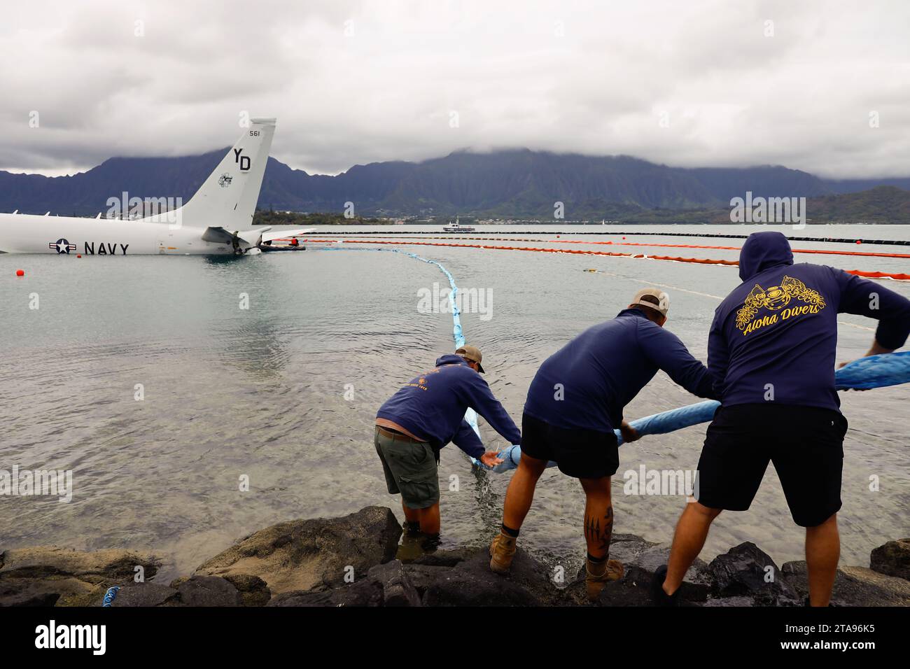 Kaneohe Bay, Usa. November 2023. Taucher der US Navy holen einen ...