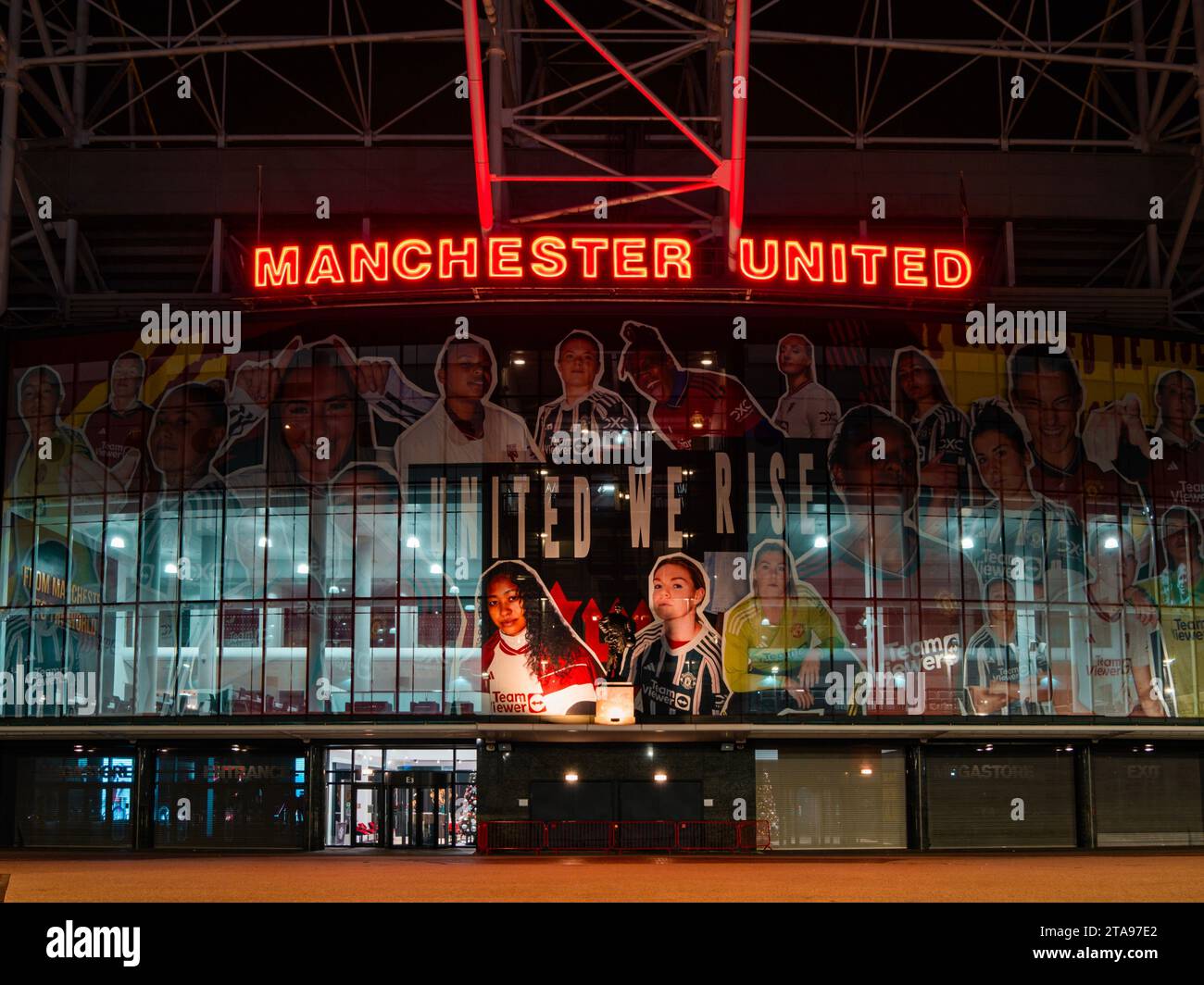 Manchester united mit sir bobby charlton -Fotos und -Bildmaterial in ...