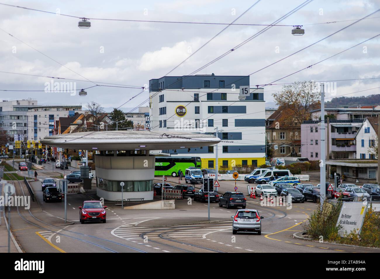 PRODUKTION - 20. November 2023, Baden-Württemberg, weil am Rhein: Autos ...