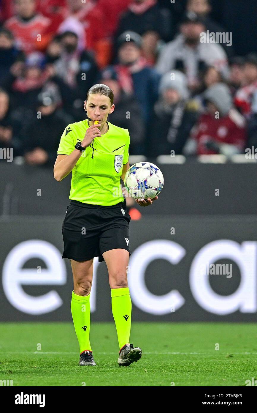 Stephanie FRAPPART (Schiedsrichterin, Schiedsrichterin) mit Ball in Hand, Freisteller ...