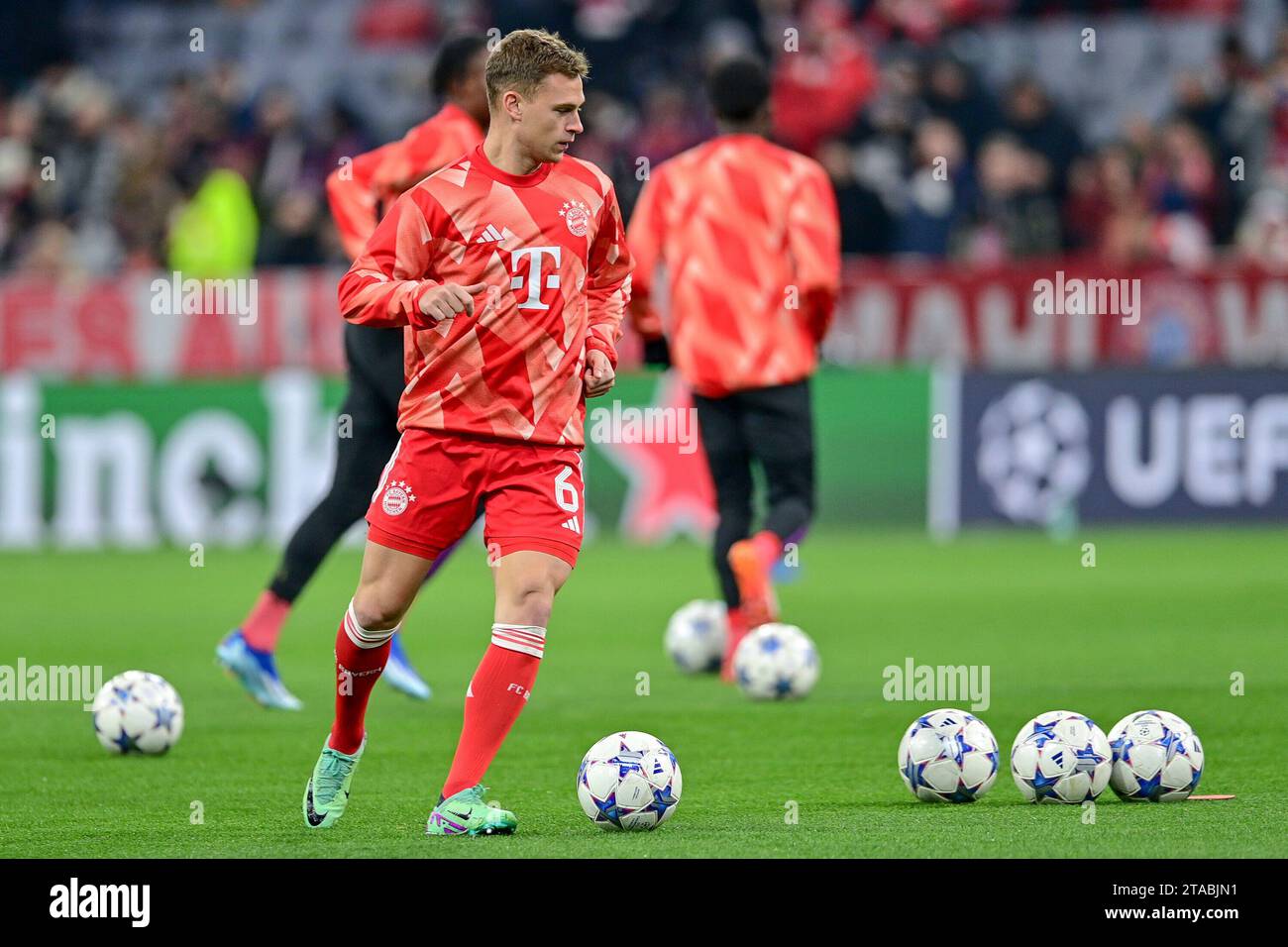 Joshua KIMMICH (FC Bayern München, FCB, 6) beim Aufwärmen, 29.11.2023 ...