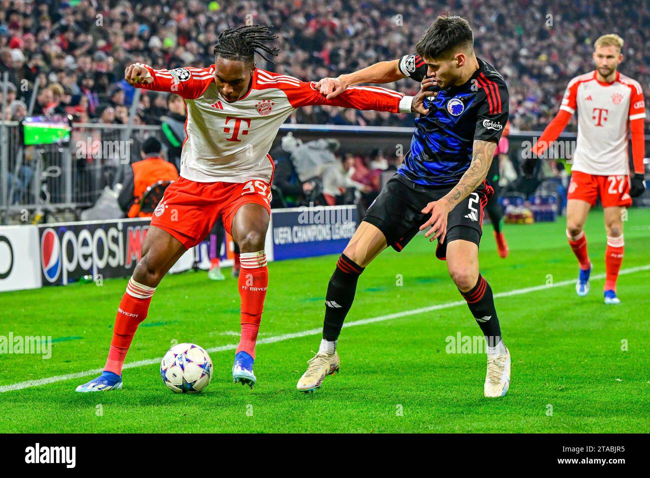 v.li.: Mathys TEL (FC Bayern München, FCB, 39) Kevin DIKS (FC ...