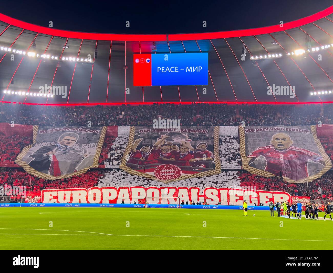 FCB-Fans Choreo mit Jupp Heynckes, Ex FCB, Arjen Robben, Thomas Müller ...