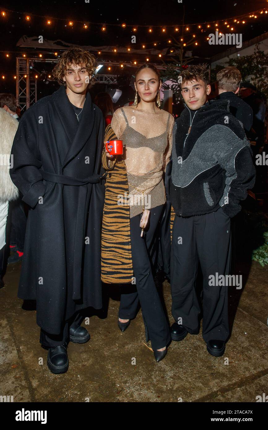 Leger - Holly Jolly Christmas Party Lift Boys Bene Schulz, Julien Brown ...