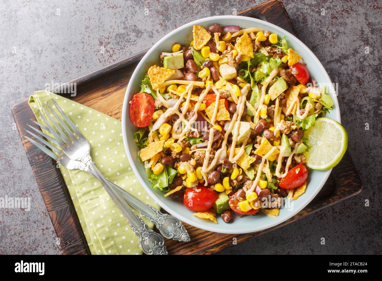 Der leichte Taco-Salat wird mit gewürztem Hackfleisch, knusprigem Salat ...