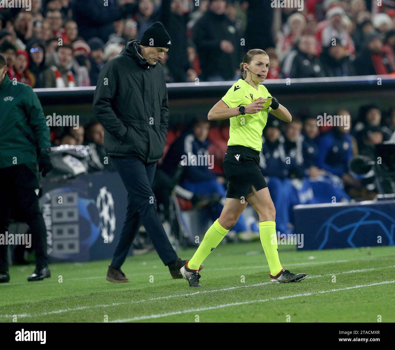 V.li. Trainer Thomas Tuchel (Bayern), Schiedsrichterin Stephanie Frappart (FRA). FC Bayern ...