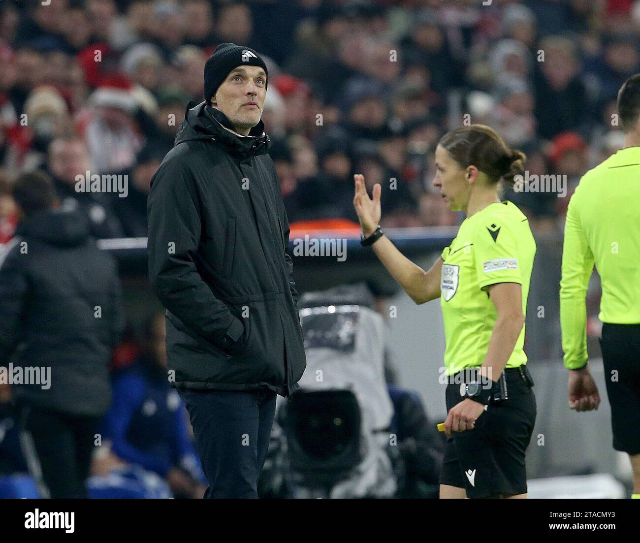 V.li. Trainer Thomas Tuchel (Bayern), Schiedsrichterin Stephanie Frappart (FRA). FC Bayern ...