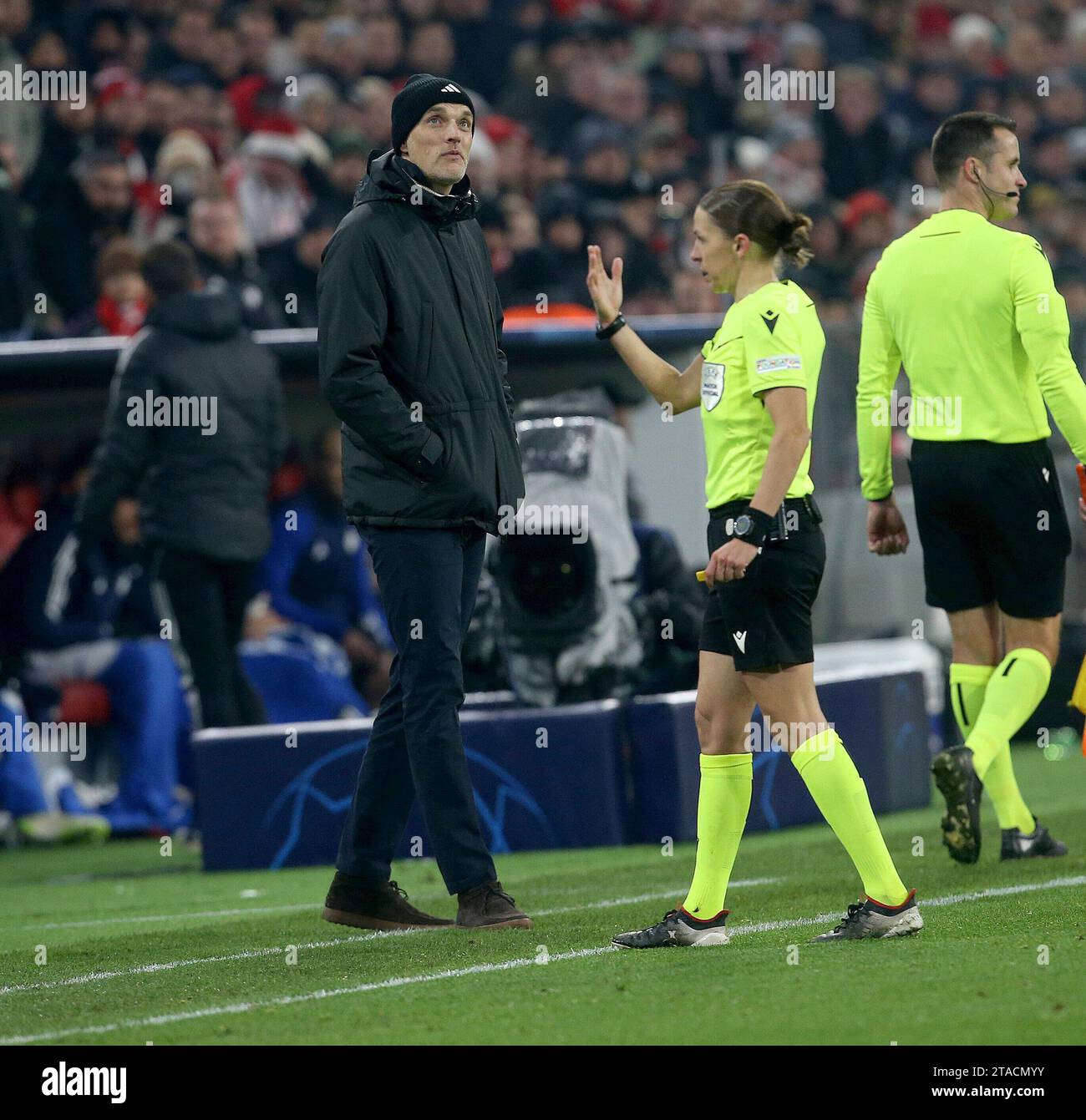 V.li. Trainer Thomas Tuchel (Bayern), Schiedsrichterin Stephanie Frappart (FRA). FC Bayern ...