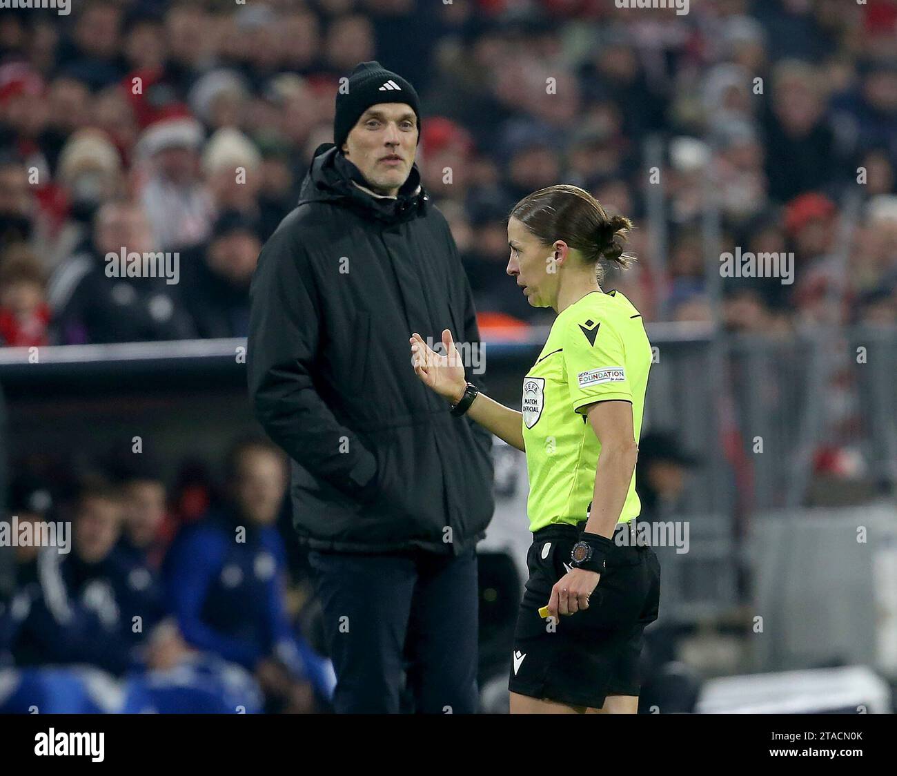 V.li. Trainer Thomas Tuchel (Bayern), Schiedsrichterin Stephanie Frappart (FRA). FC Bayern ...