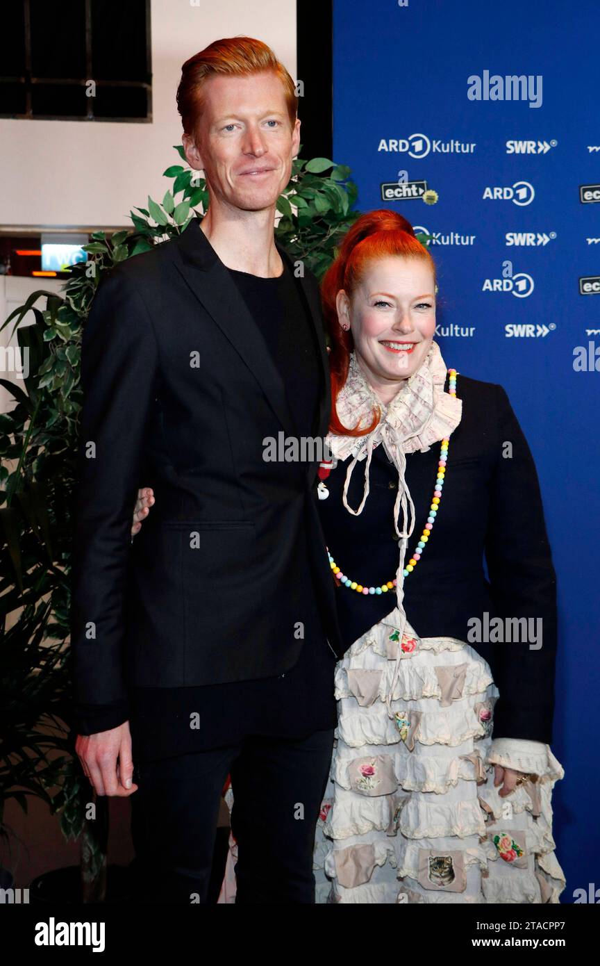 Enie van de Meiklokjes mit Ehemann Tobias Staerbo bei der Premiere der ...