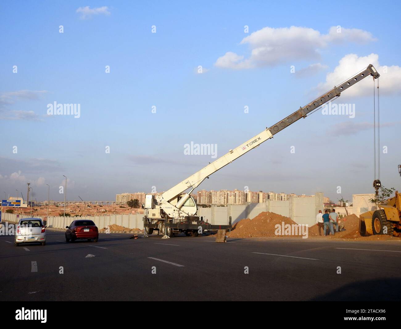 Kairo, Ägypten, 14. November 2023: Ein mobiler Kran auf einer Baustelle ...