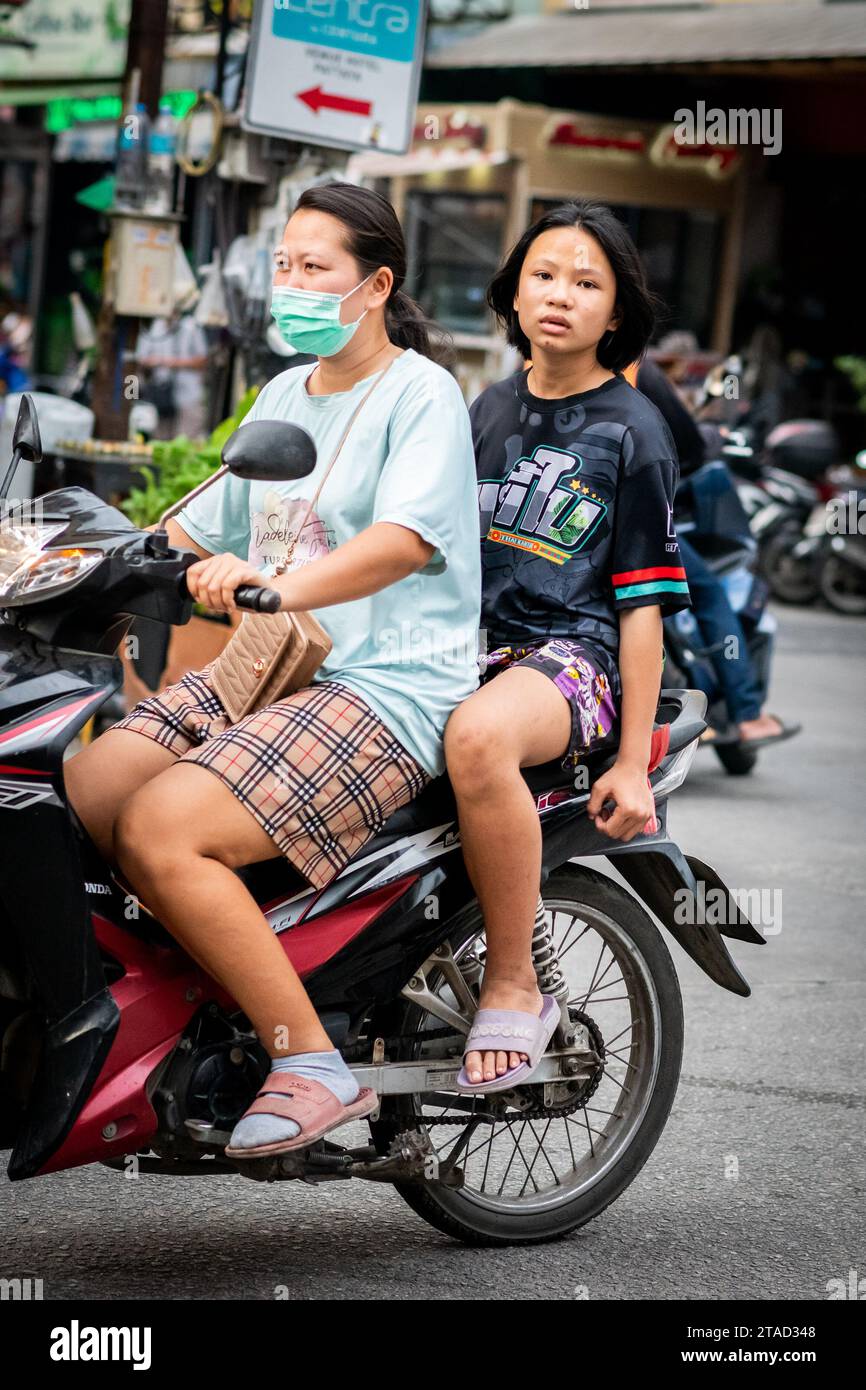 Thailand kinder auf moped -Fotos und -Bildmaterial in hoher Auflösung ...