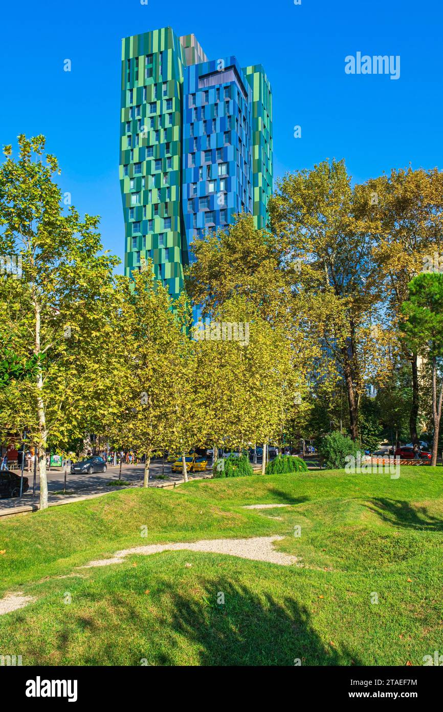 Albanien, Tirana, Rinia Park und der ALBAN TOWER TIRANA (ATTI), erbaut ...