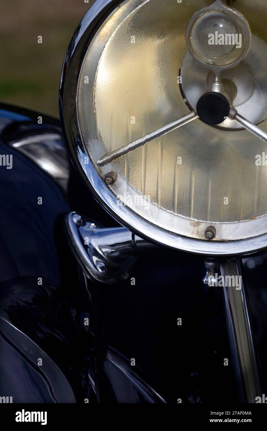 Classic car headlight -Fotos und -Bildmaterial in hoher Auflösung – Alamy