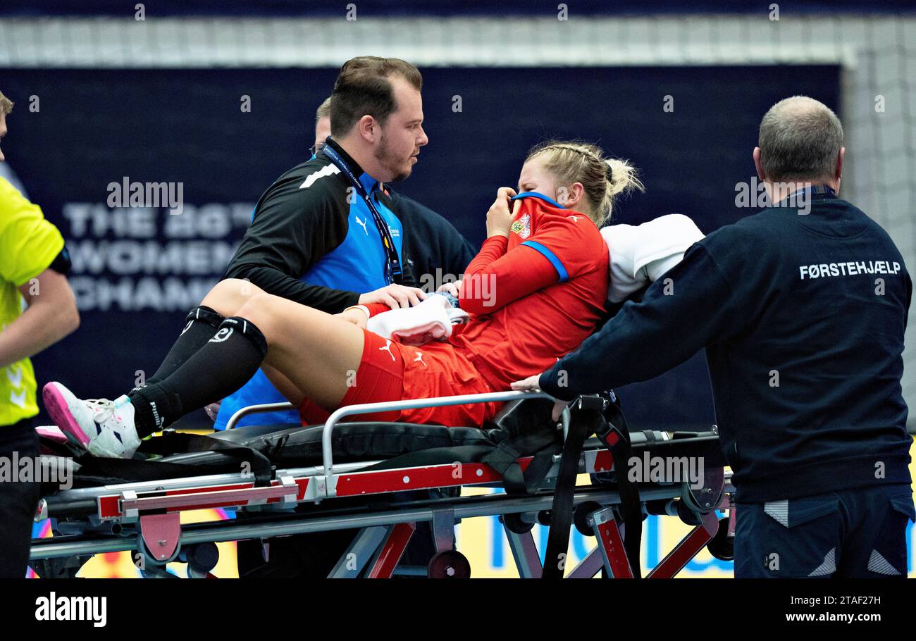 Kamila Kordovska, Tschechische Republik, wurde verletzt und musste während des IHF Handball ...