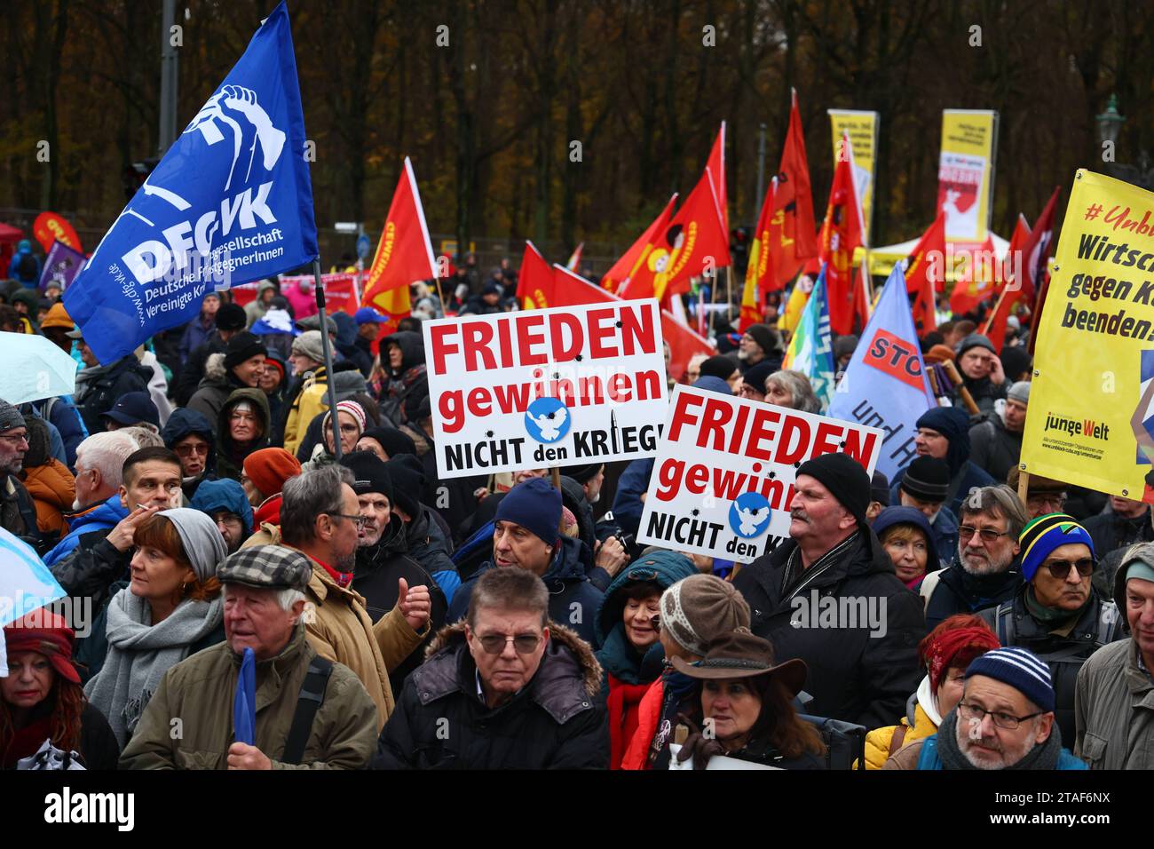 Menschen nehmen eine Friedensdemonstration mit dem Motto Nein zu ...