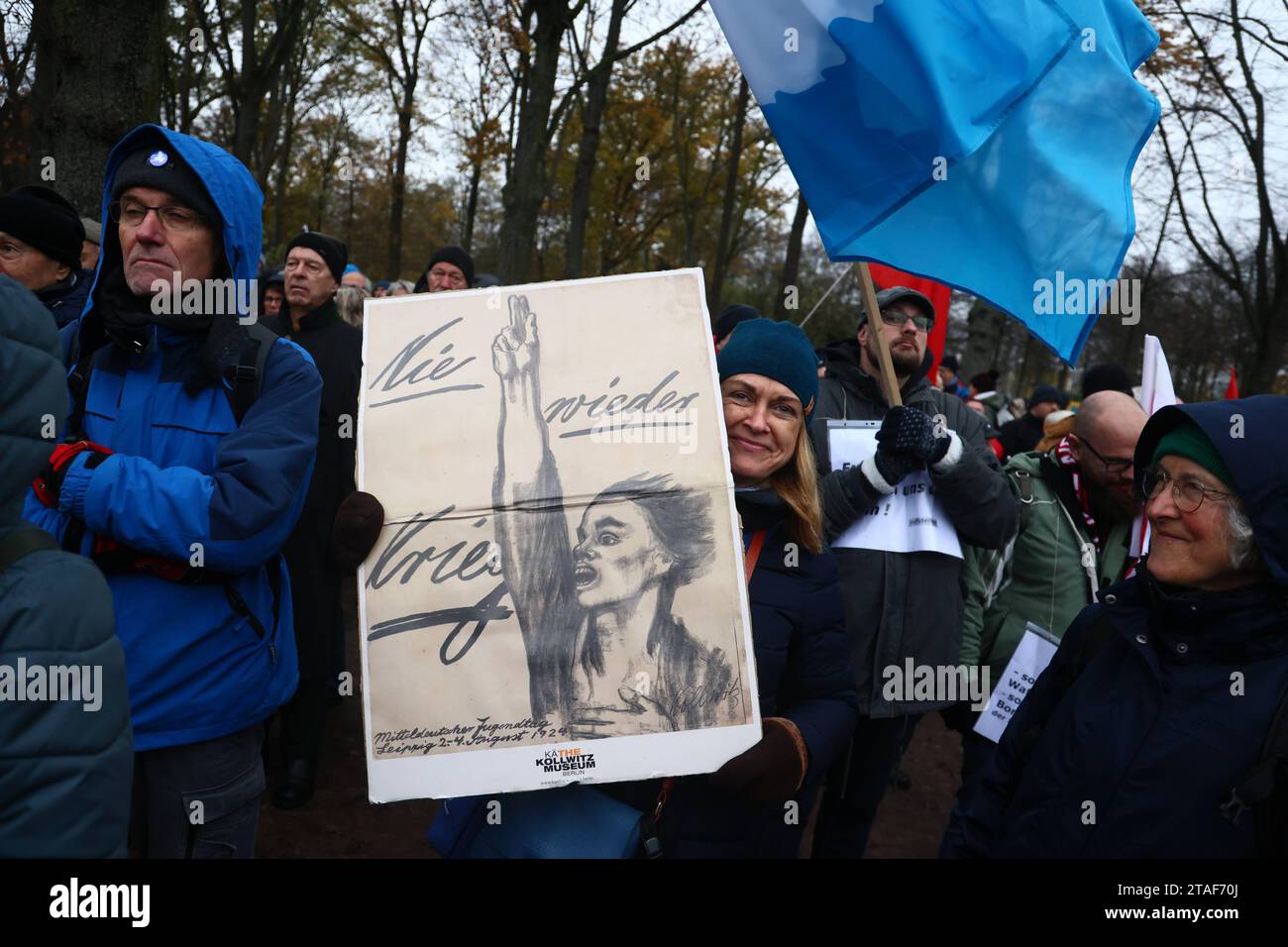 Menschen nehmen eine Friedensdemonstration mit dem Motto Nein zu ...