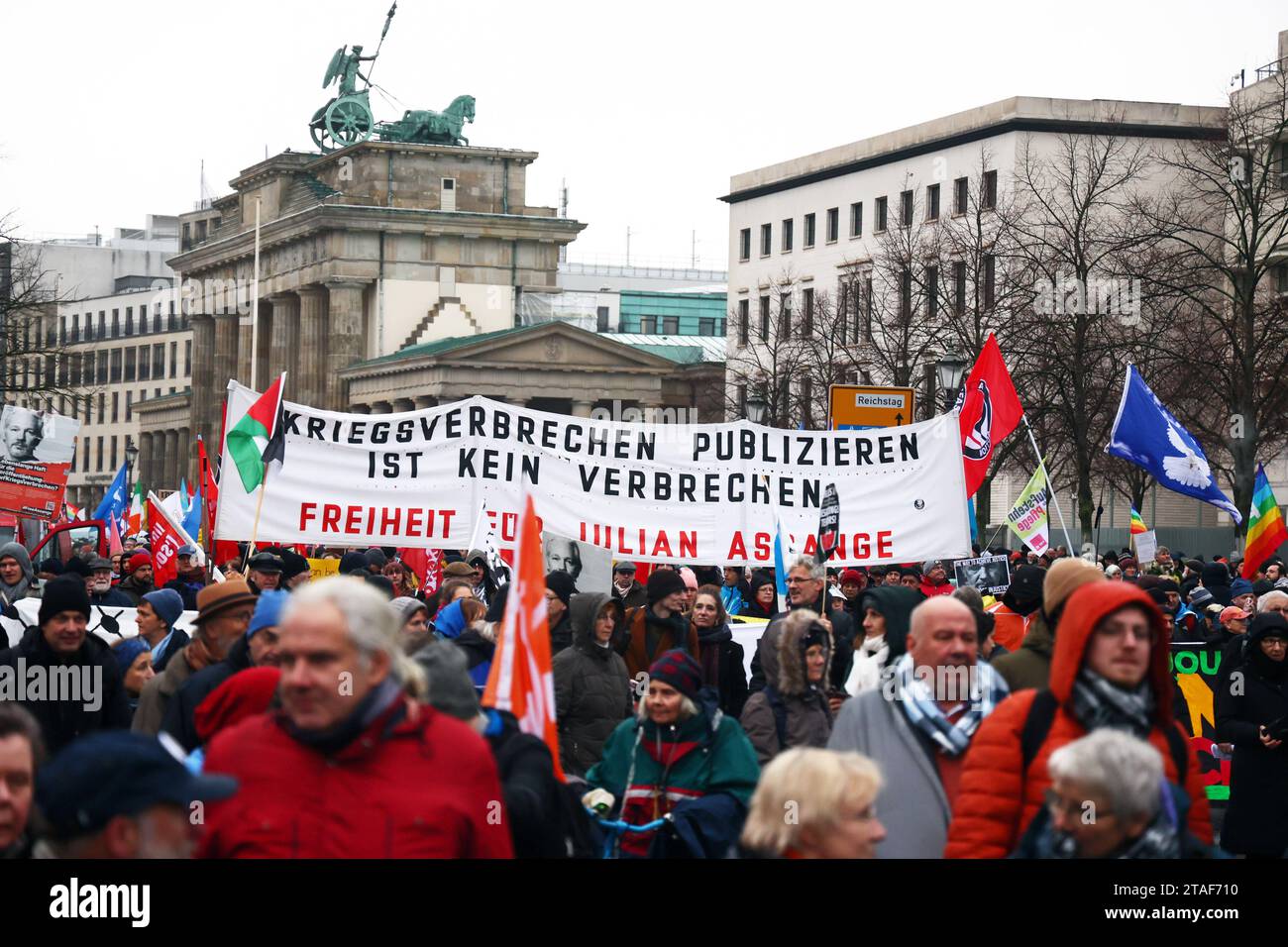 Sahra Wagenknecht nimmt eine Friedensdemonstration mit dem Motto Nein ...