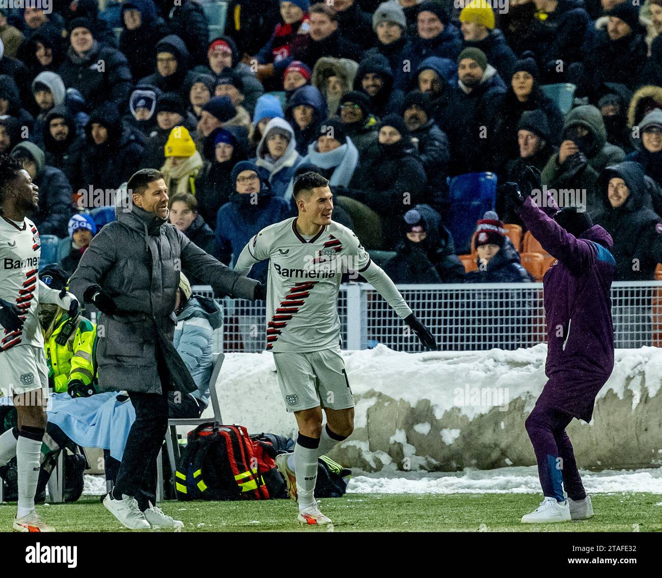 Leverkusener Patrick Schick feiert mit Trainer Xabi Alonso 2-0 am 30 ...