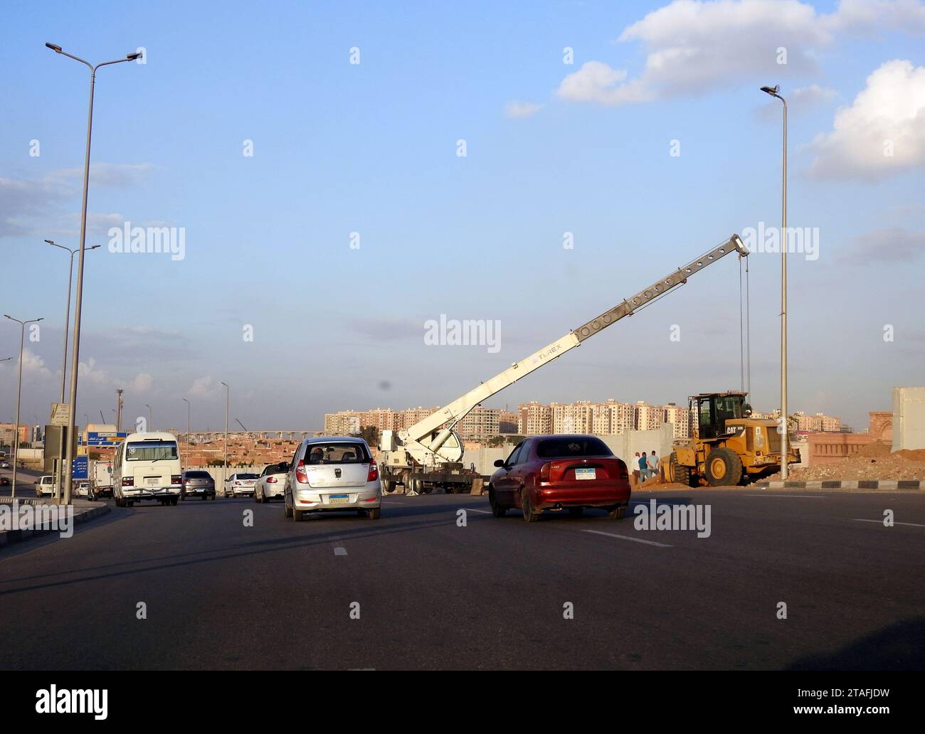 Kairo, Ägypten, 14. November 2023: Ein mobiler Kran auf einer Baustelle ...