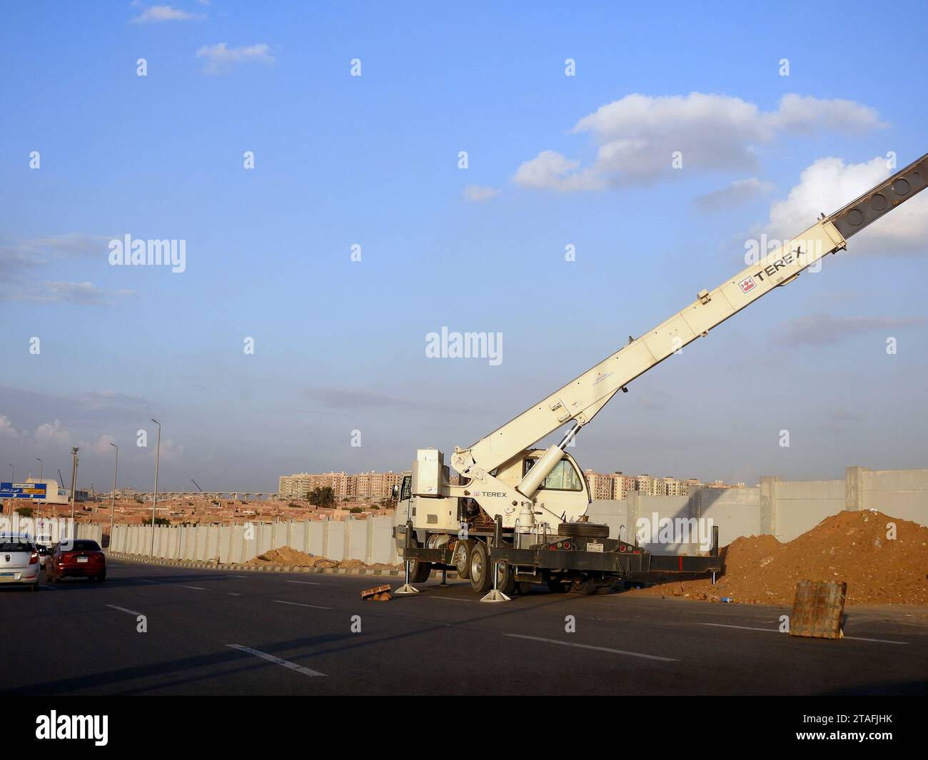 Kairo, Ägypten, 14. November 2023: Ein mobiler Kran auf einer Baustelle ...
