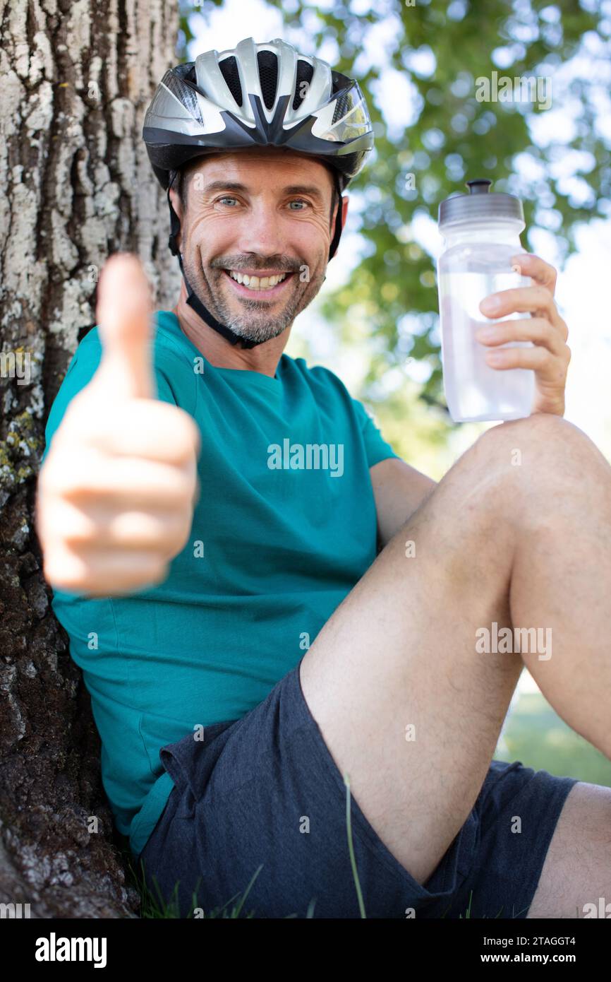 Radfahrer daumen hoch -Fotos und -Bildmaterial in hoher Auflösung – Alamy