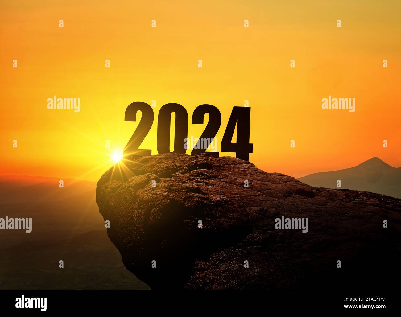 Neujahr 2024 bei Sonnenuntergang. Silhouette 2024 steht auf einem Berg ...