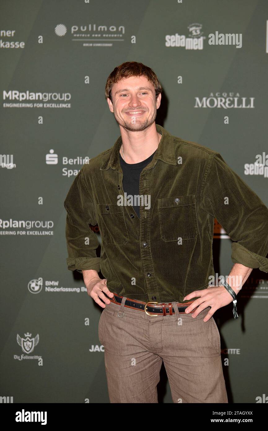 Frederic Brossier bei der Promi-Tüten Packaktion Strassenfeger Charity ...