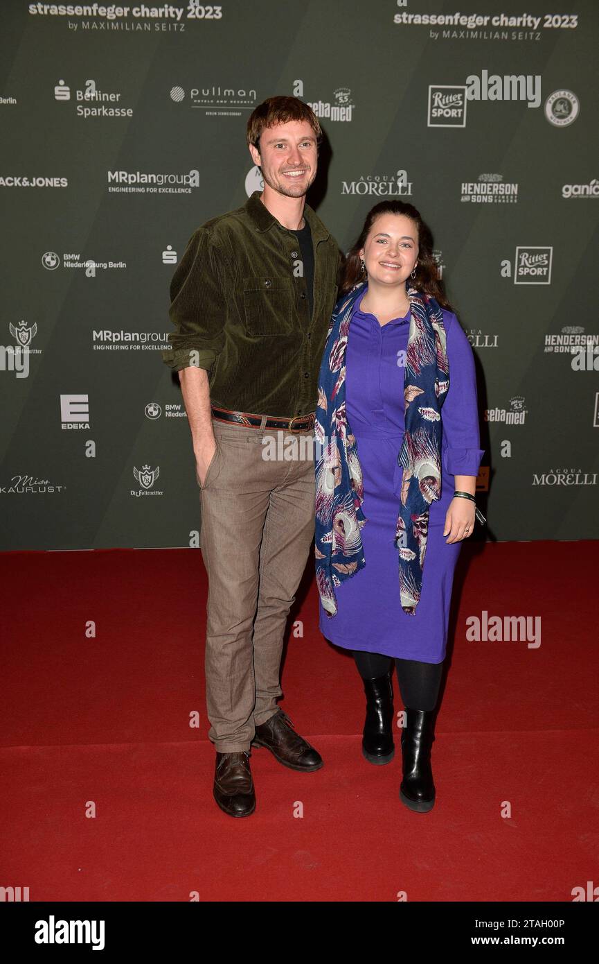 Frederic Brossier und Ronja Forcher bei der Promi-Tüten Packaktion ...