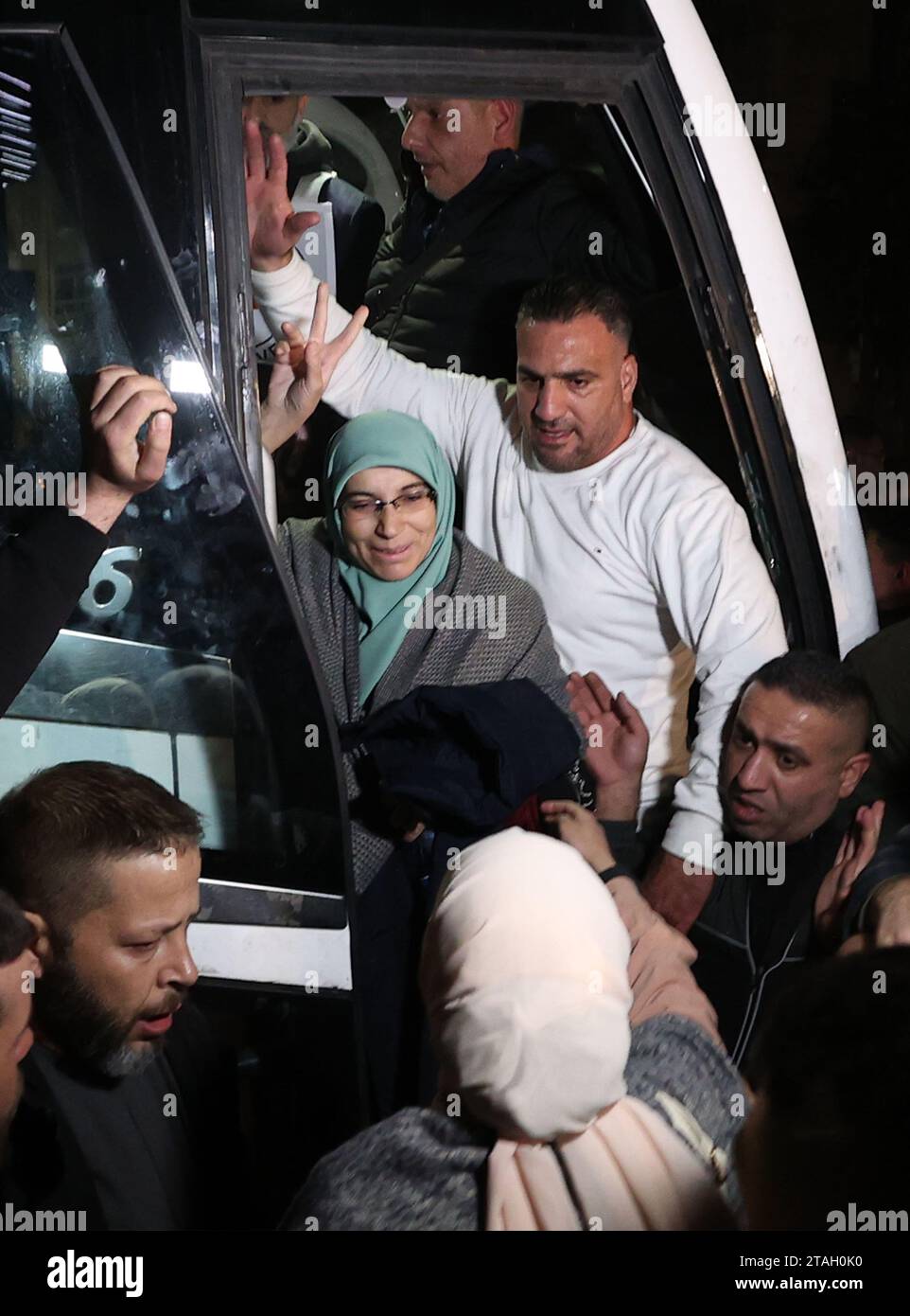 Ramallah. November 2023 30. Ein Bus, der die entlassenen Palästinenser ...