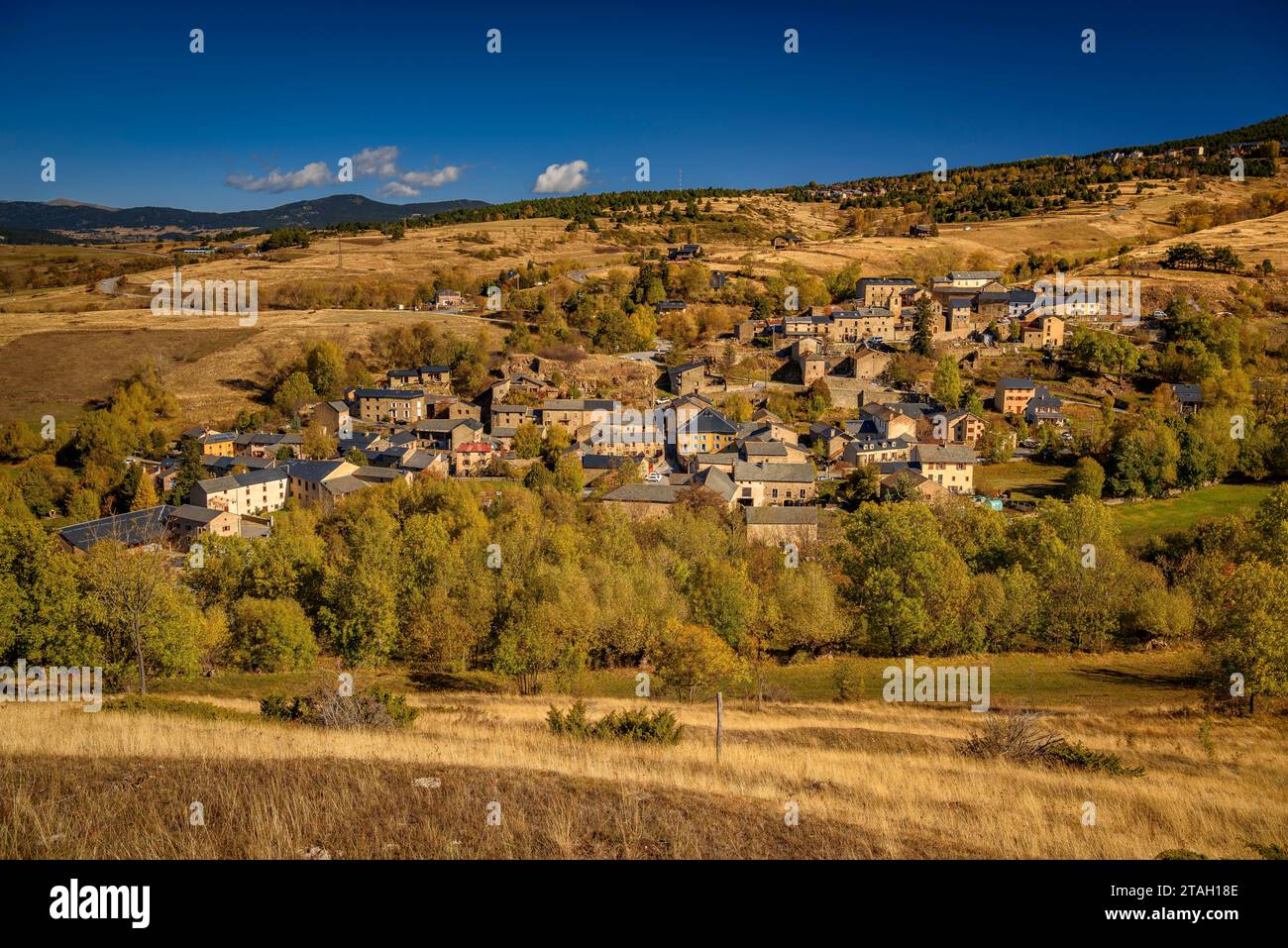Dorf Eyne an einem Herbstmorgen (Haute Cerdagne, Pyrénées-Orientales ...