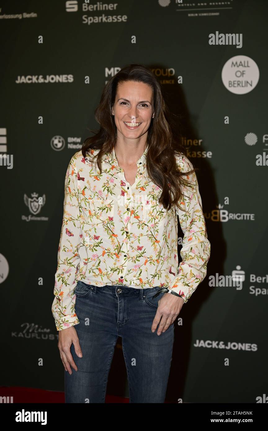 Katrin Wrobel bei der Strassenfeger Charity Aktion 2023 von Maximilian ...