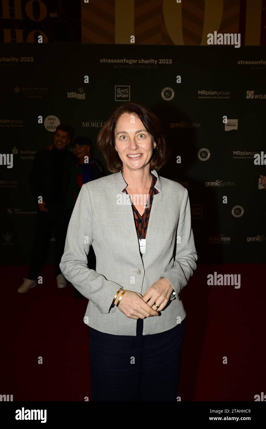 Katarina Barley bei der Strassenfeger Charity Aktion 2023 von ...